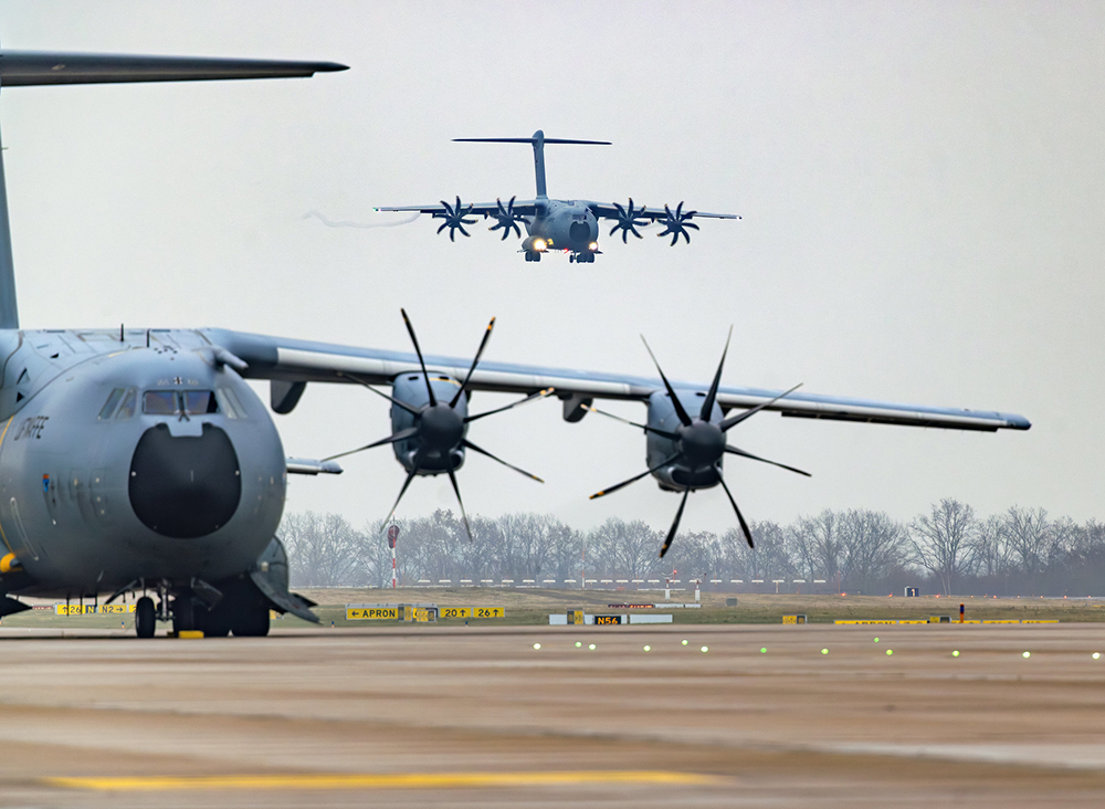 НАТО активно перебрасывает транспортную авиацию на границу с Украиной