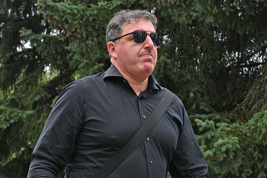 Максим Виторган устроил публичный скандал из-за могилы матери